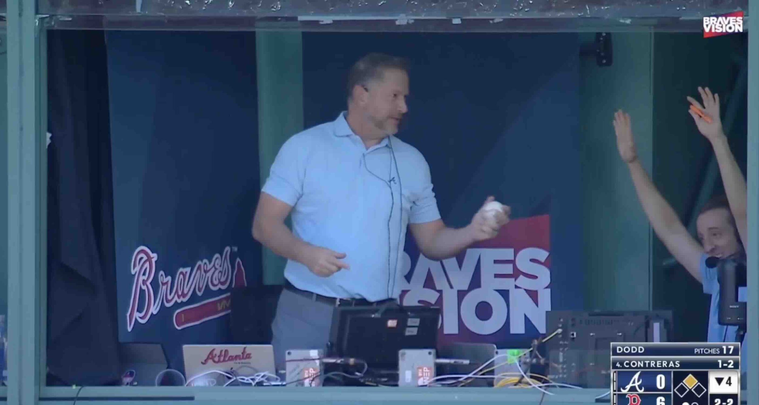 Braves broadcaster C.J. Nitkowski impressively bare-hands foul ball in ...